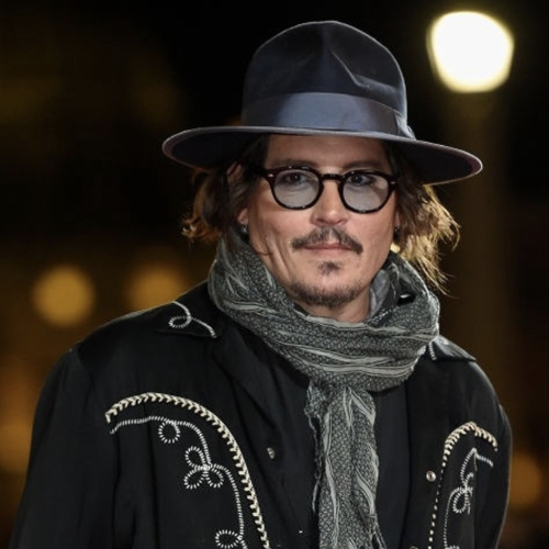 14h 15min, oct 17, 2021 y - Johnny Depp PUFFINS Alice Nella Città ROME ...