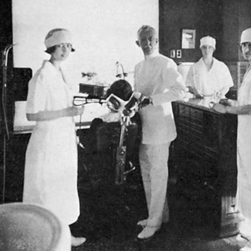 20 mar 1896 año - 1896 d.C EDMUND KELLS Expuso el uso de la radiografia ...