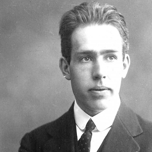 24 mar 1913 año - 1913 Niels Bohr (Cinta de tiempo)
