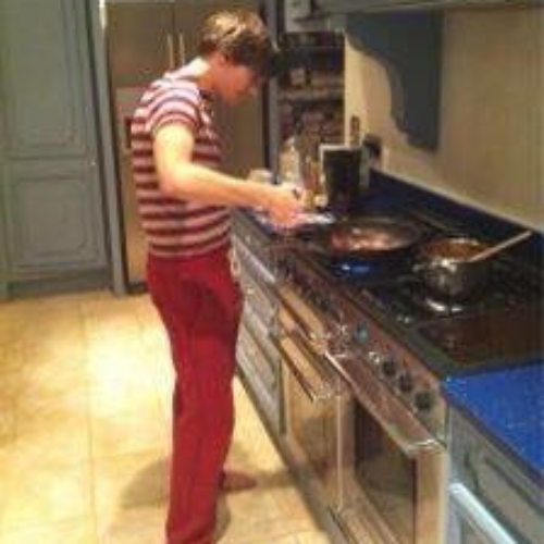 10 dez 2010 ano - Louis' first ever cooking experience ;) (Linha do tempo)
