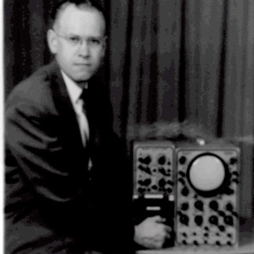 Бенджамин Лапоски (Ben Laposky), математик, художник и чертежник, начал экспериментировать с ...